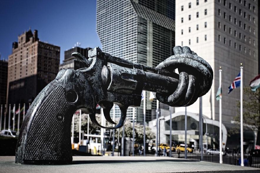 11.Knotted-Guns- at the UN building in New York..j Picture