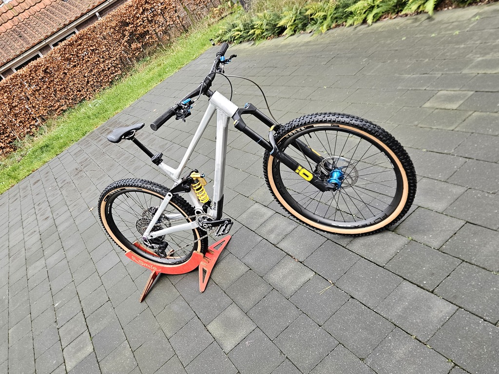 RAAW Madonna V3.0 size L 29" voor dochterlief - Mountainbike.nl