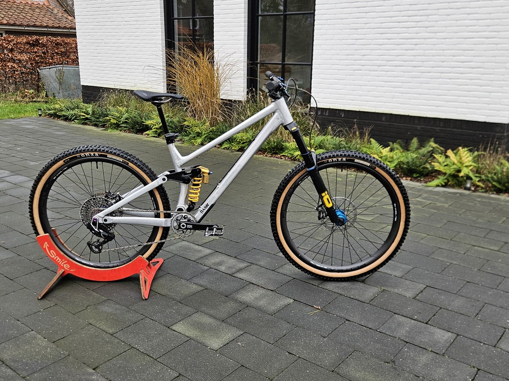 RAAW Madonna V3.0 size L 29" voor dochterlief - Mountainbike.nl